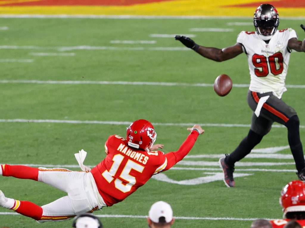 Chiefs QB Patrick Mahomes’ unique pass sees brutal bashing from NFL ...