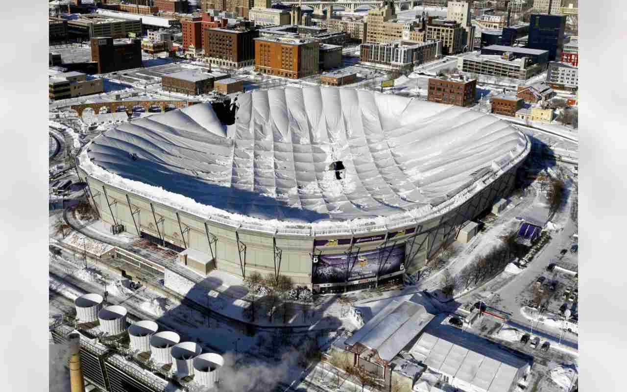 Vikings’ 'technical difficulties' background features 2010 Metrodome ...
